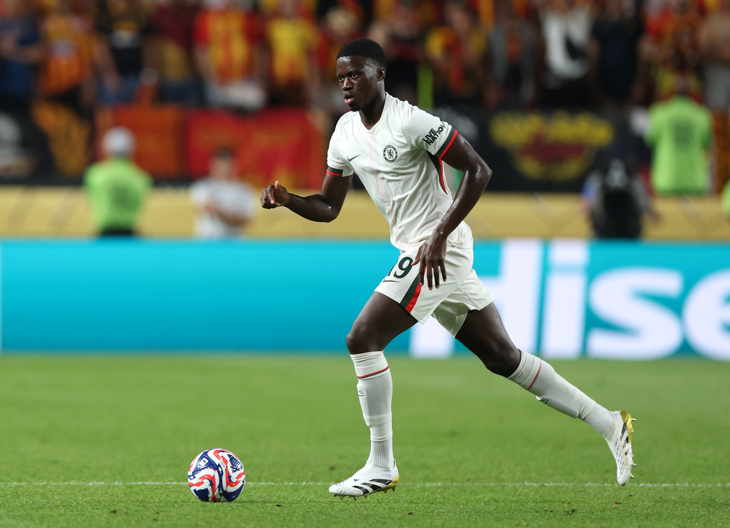 Chelsea empresta Mamadou Sarr ao RC Strasbourg para a temporada 25/26 ...