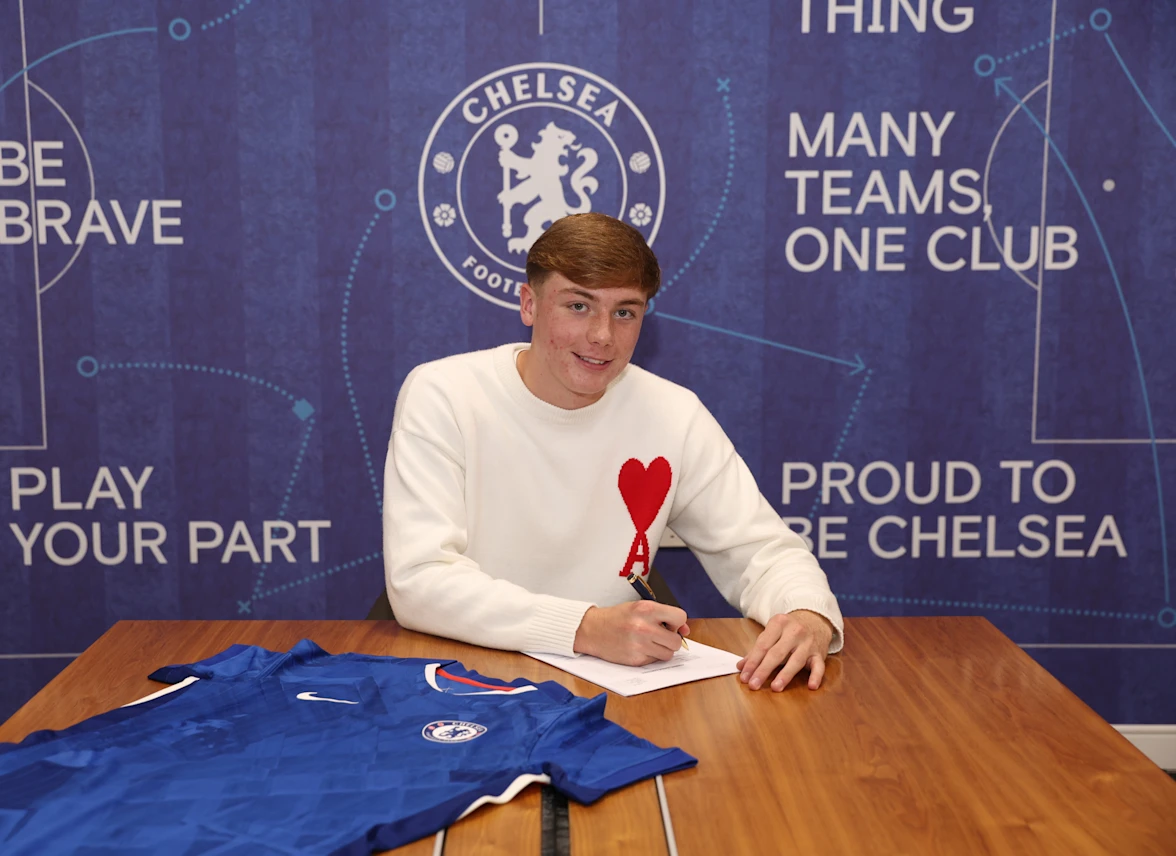 Lewi Richards assina seu primeiro contrato profissional com o Chelsea ...